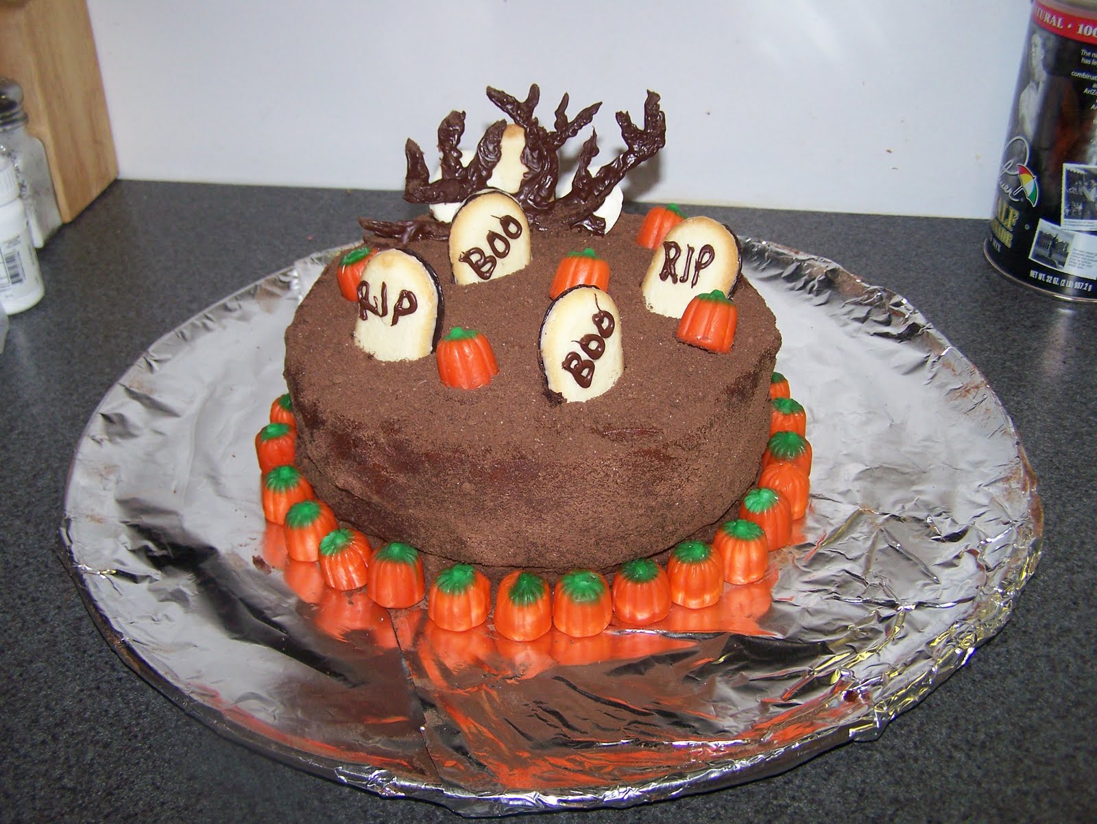 Un Gusto di Vita: In spirit of Halloween....make a graveyard cake!