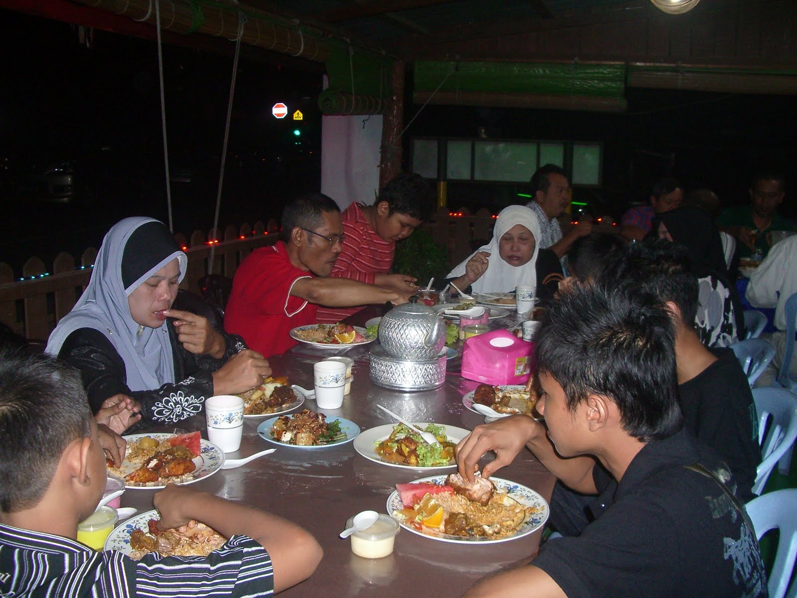 DE'RUMBIA BISTRO: DATUK AZIZ SATAR RASMI DE'RUMBIA BISTRO