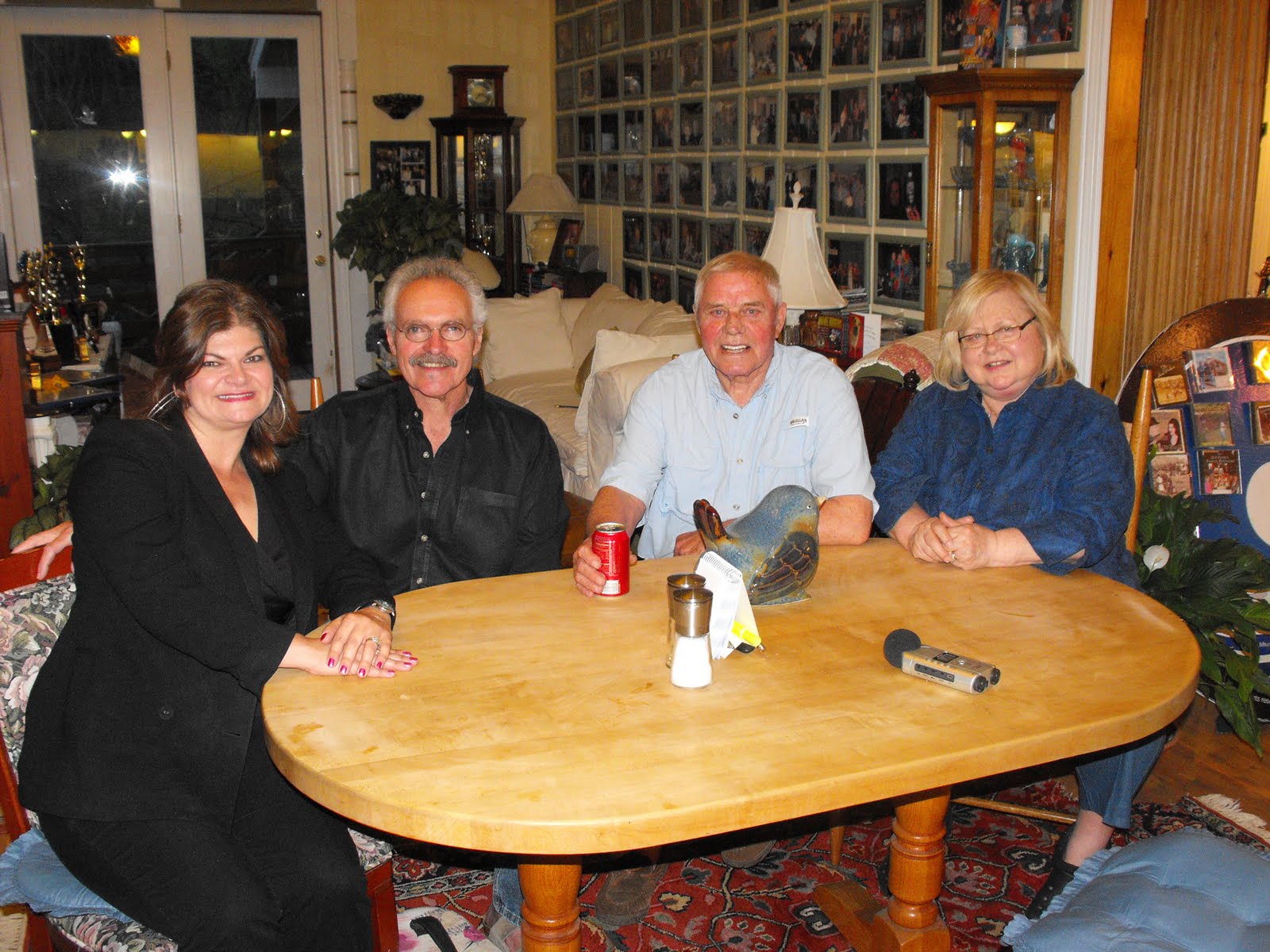 Knee Deep In Bluegrass: Knee-Deep Guests: Tom T. & Dixie Hall