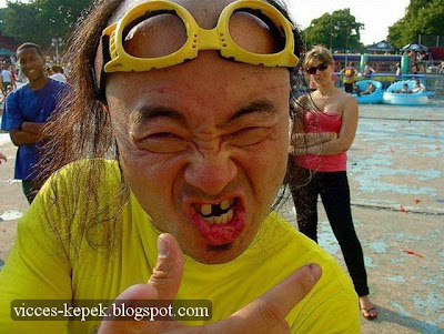 Vicces képek oldala: A fogatlan sárga