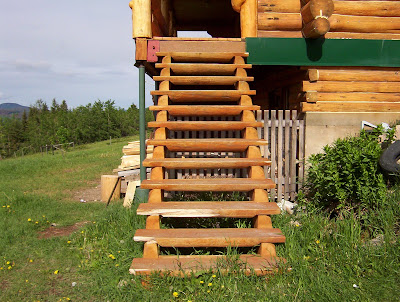 Tiny's Log Homes: the correct way to make log stairs