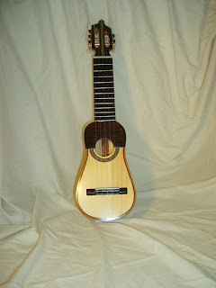 Pedro Pulido Déniz; instrumentos artesanales: Timple Canario