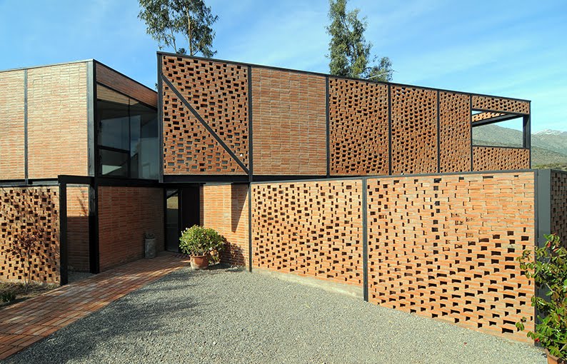 El Piso en el Cielo: REINTERPRETACIÓN DEL LADRILLO A PARTIR DE LO PRECARIO.