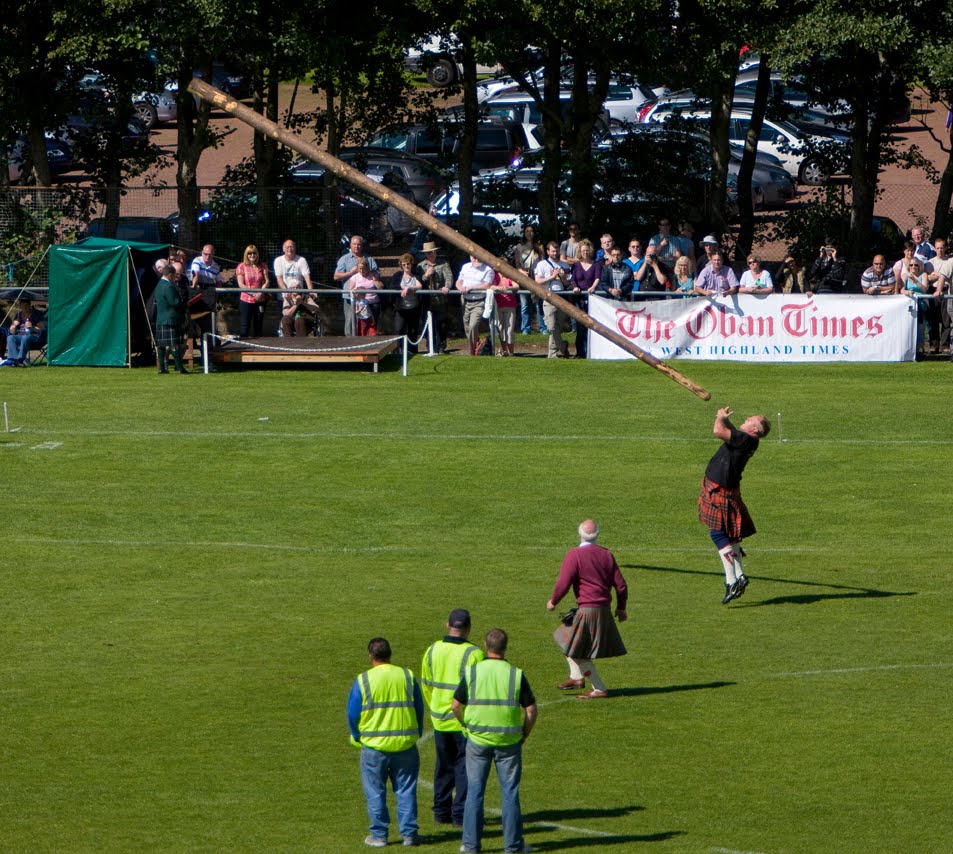 Dennis Hardley Photographer: TOSSING THE CABER AT HIGHLAND GAMES