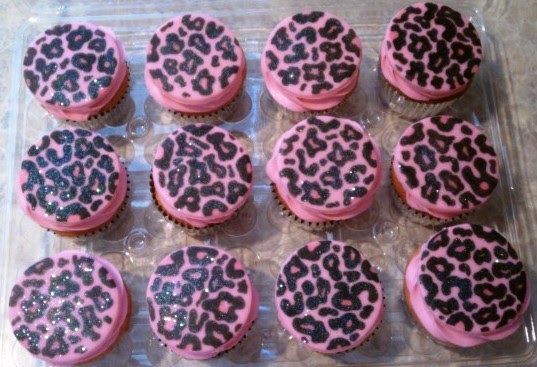 Mia's Pieces: Pink leopard print cupcakes