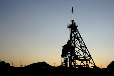 EcoRover: Skywatch Friday: A looming Gallows Frame