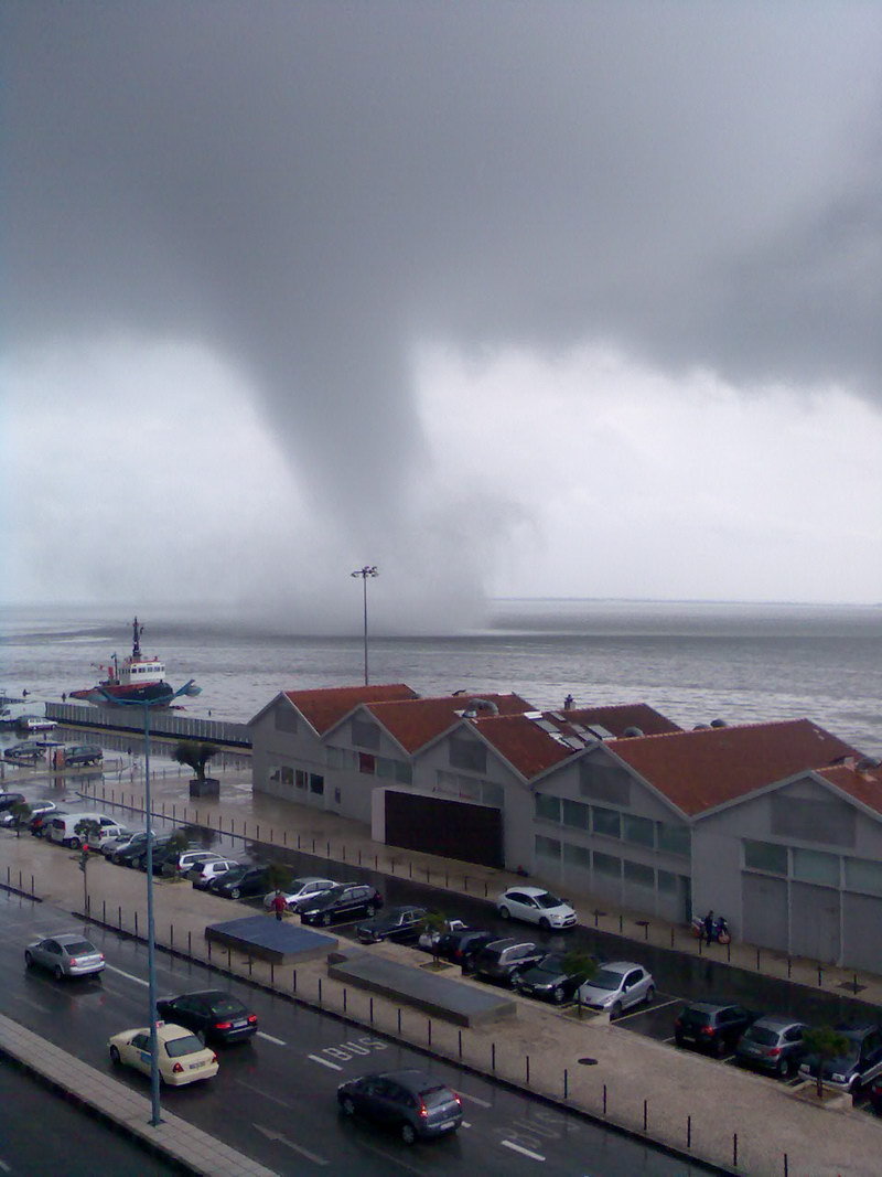 Gerotempo: 2944. LISBOA: Tornado no estuário do rio Tejo (14.04.2010_16h23)