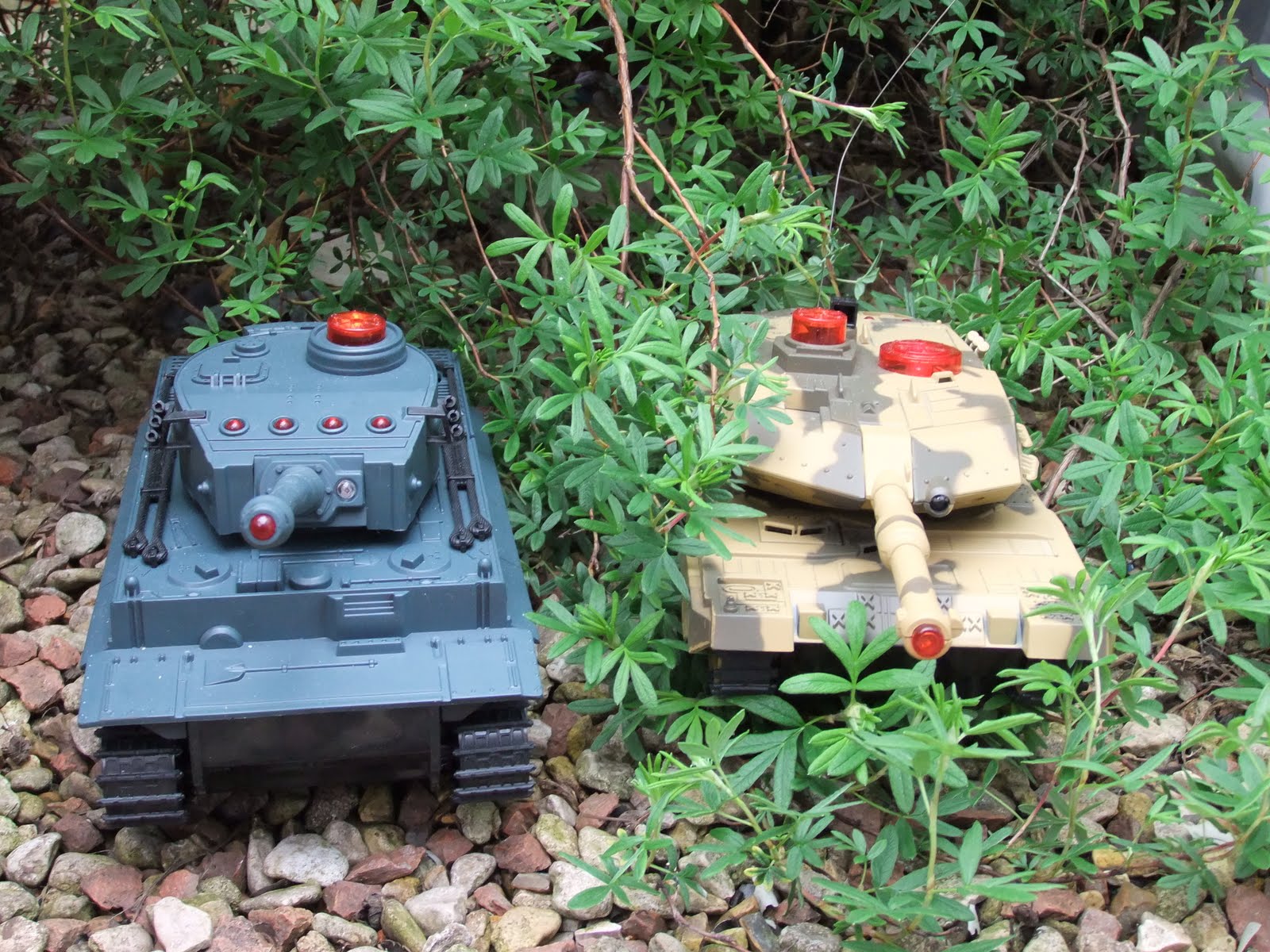 R.C Review: 2 Radio Controlled Infra-red fighting tanks