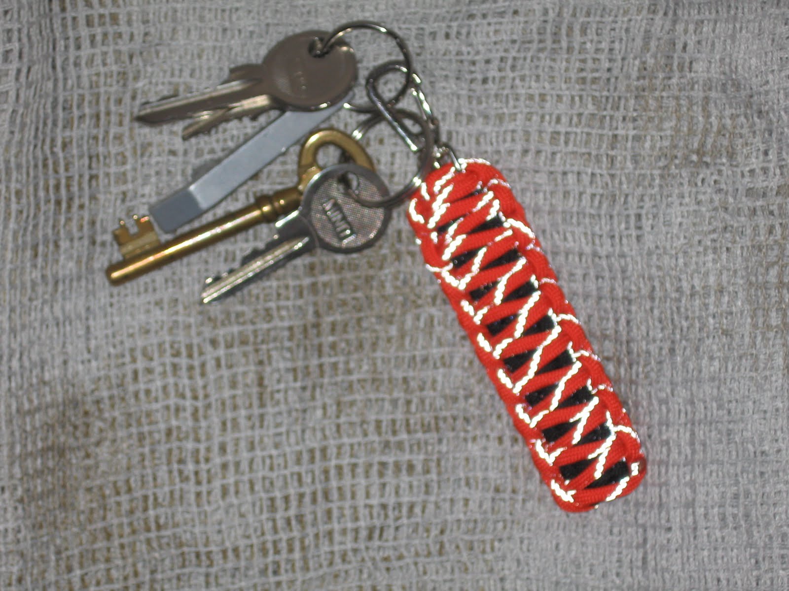 Paracordcraft: Porte-clés en paracord (paracord 550). Paracordcraft: Porte-clés en paracord (paracord 550).