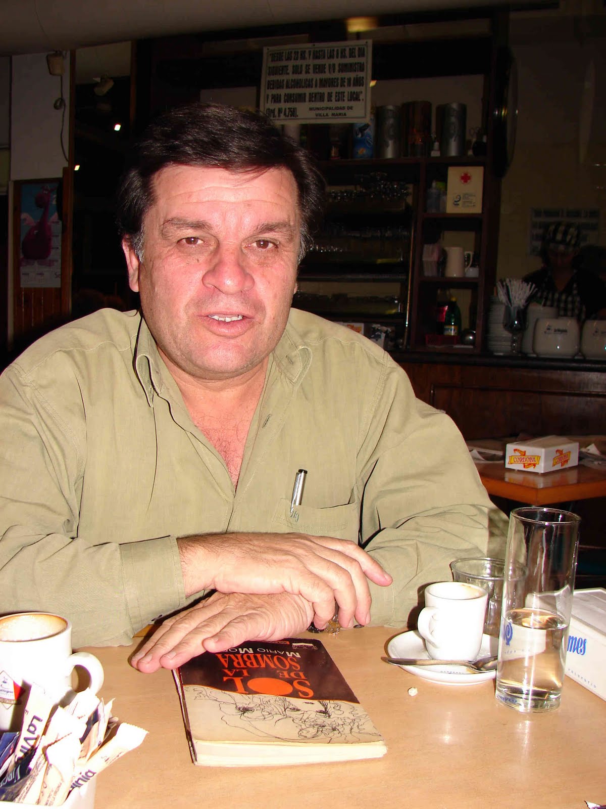 Darío Falconi: Mario Moral. Poesía: única religión posible