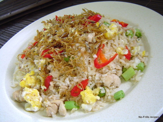 Fried rice with silver fish