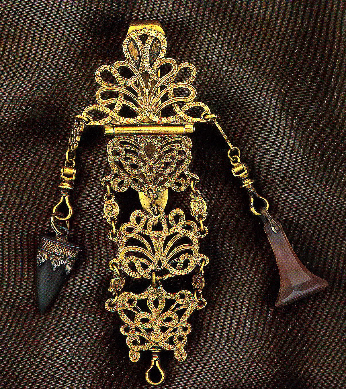 BIJOUX ET PIERRES PRECIEUSES: Qu'est ce qu' une Chatelaine