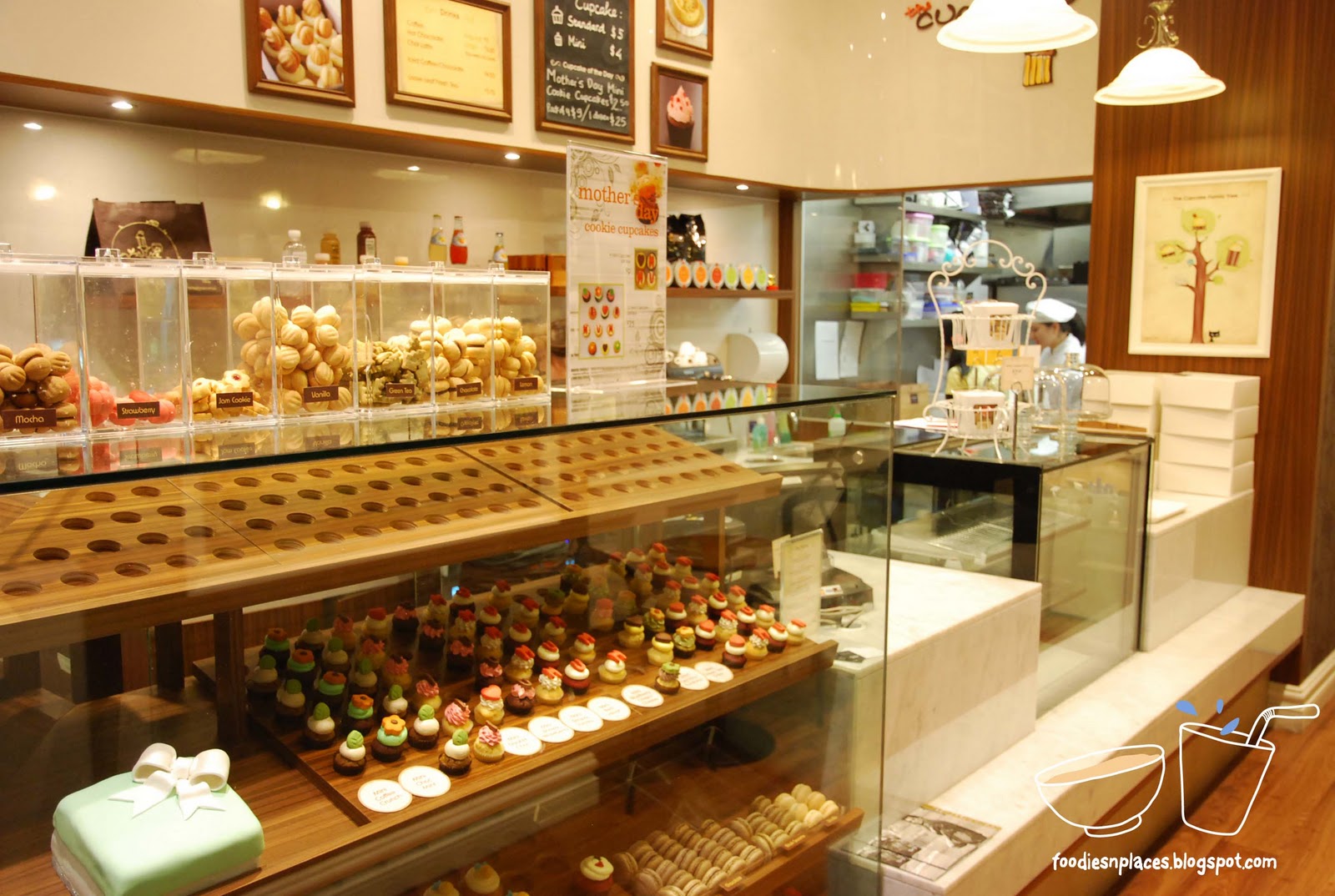 Foodies N Places: The Cupcake Family