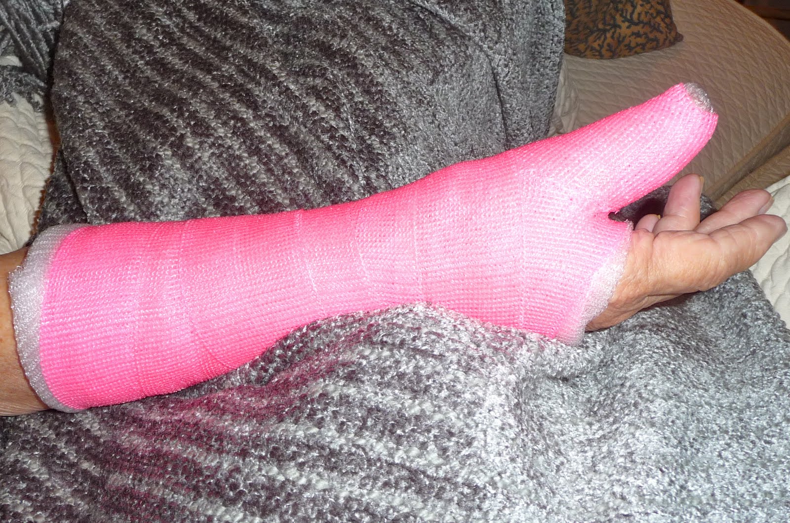 The Red Sweater: The Pink Cast