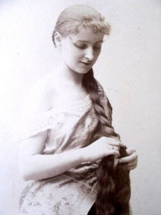 Tube Article: Girls Through The History With Unusually Long Hair