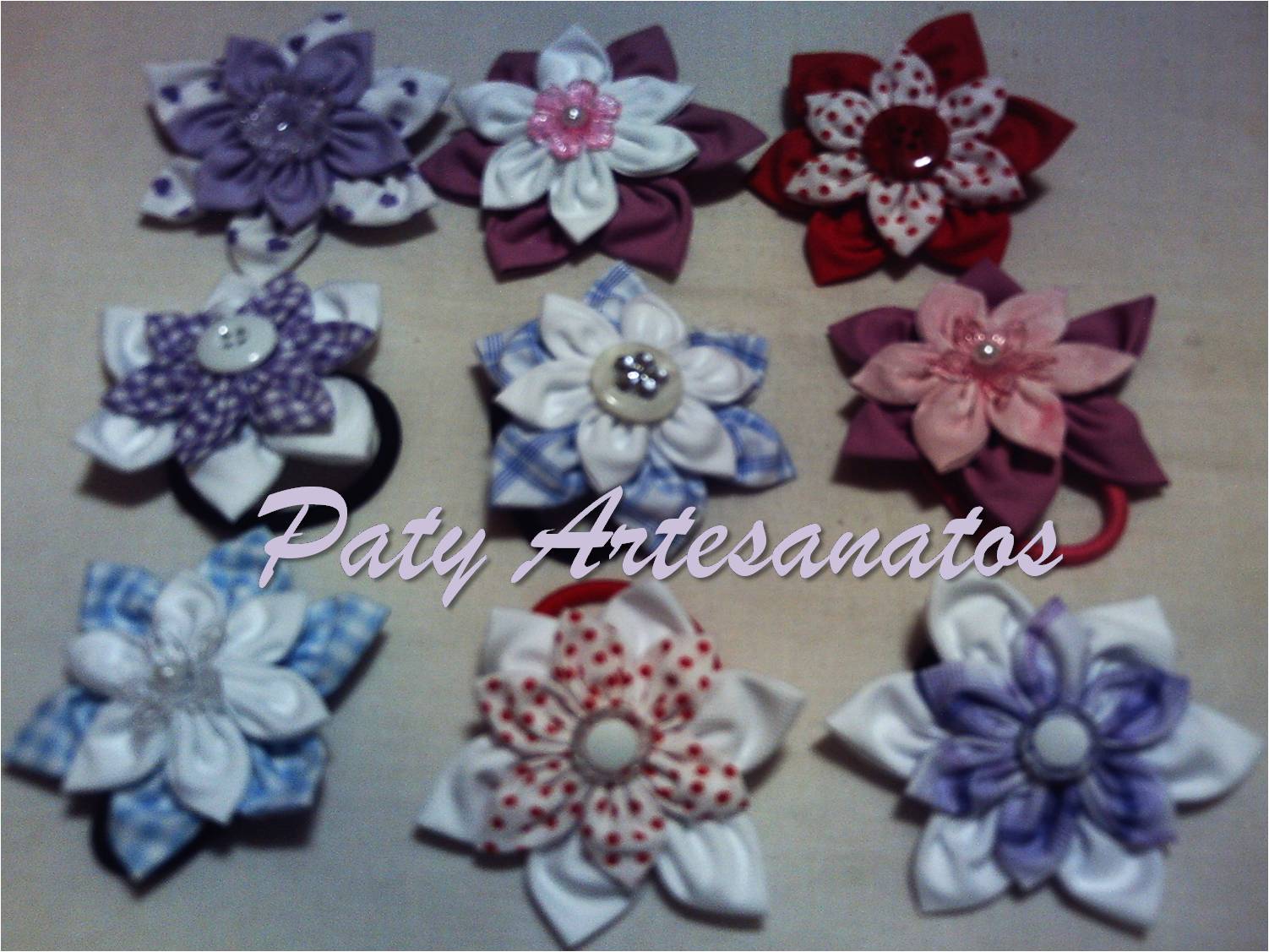 Paty Artesanatos: Xuxinhas de flor de fuxico