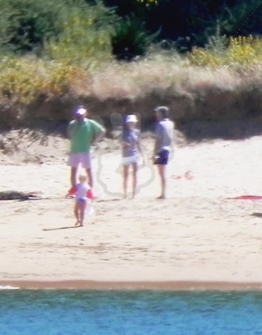 Princesses' lives: Letizia and her daughters on the beach