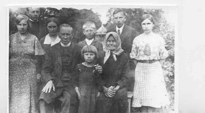 Kyiv Scoop: Photo of Bandera family, late 1930s