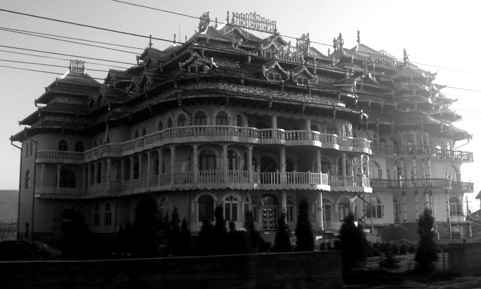 ROMANIA: A. C. FOTOBLOG: Gipsy palace, Transylvania, Romania