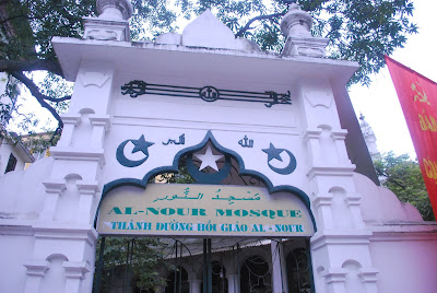 Wan's Footprints the World: An Nur Mosque and a Muslim Restaurant in ...