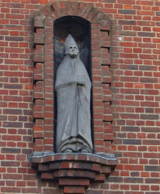 York Daily Photo: Ruby's Morning Bus Ride #2 The Scary Statue of St ...