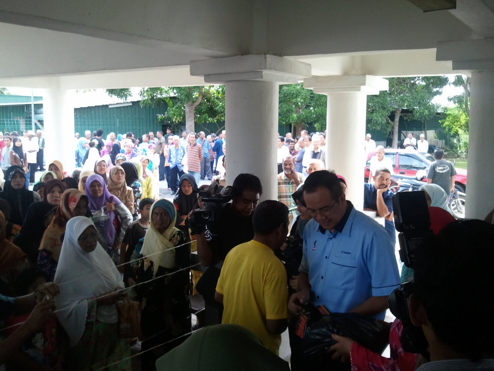 Dato Latt Shariman: Sekitar Majlis Penyampaian Zakat & Sumbangan Aidil ...