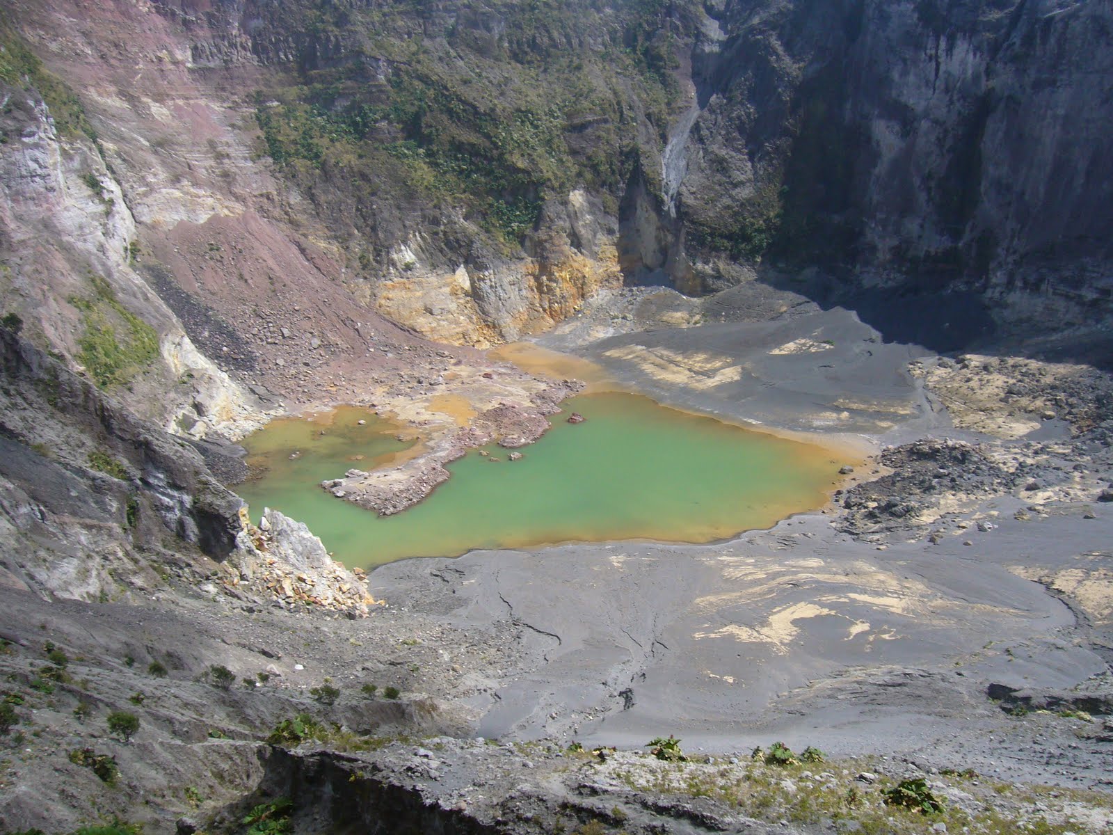 Volcanes: conceptos, noticias y particularidades: VOLCÁN IRAZÚ