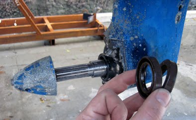 Lucey Blue: Volvo Penta 130S saildrive overhaul – Lower oil seals and ...