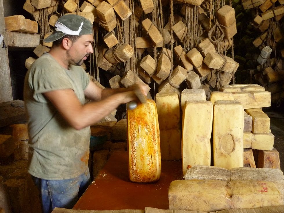 Caciocavallo Ragusano DOP the ancient way - Living in Sicily