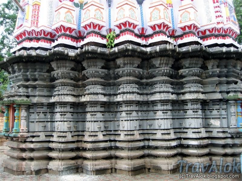 TravAlok: Narayaneshwar Temple At Narayanpur Near Pune.
