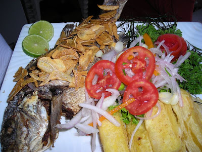 La gastronomia peruana ante el mundo: PESCADO FRITO CON YUCA Y SALSA