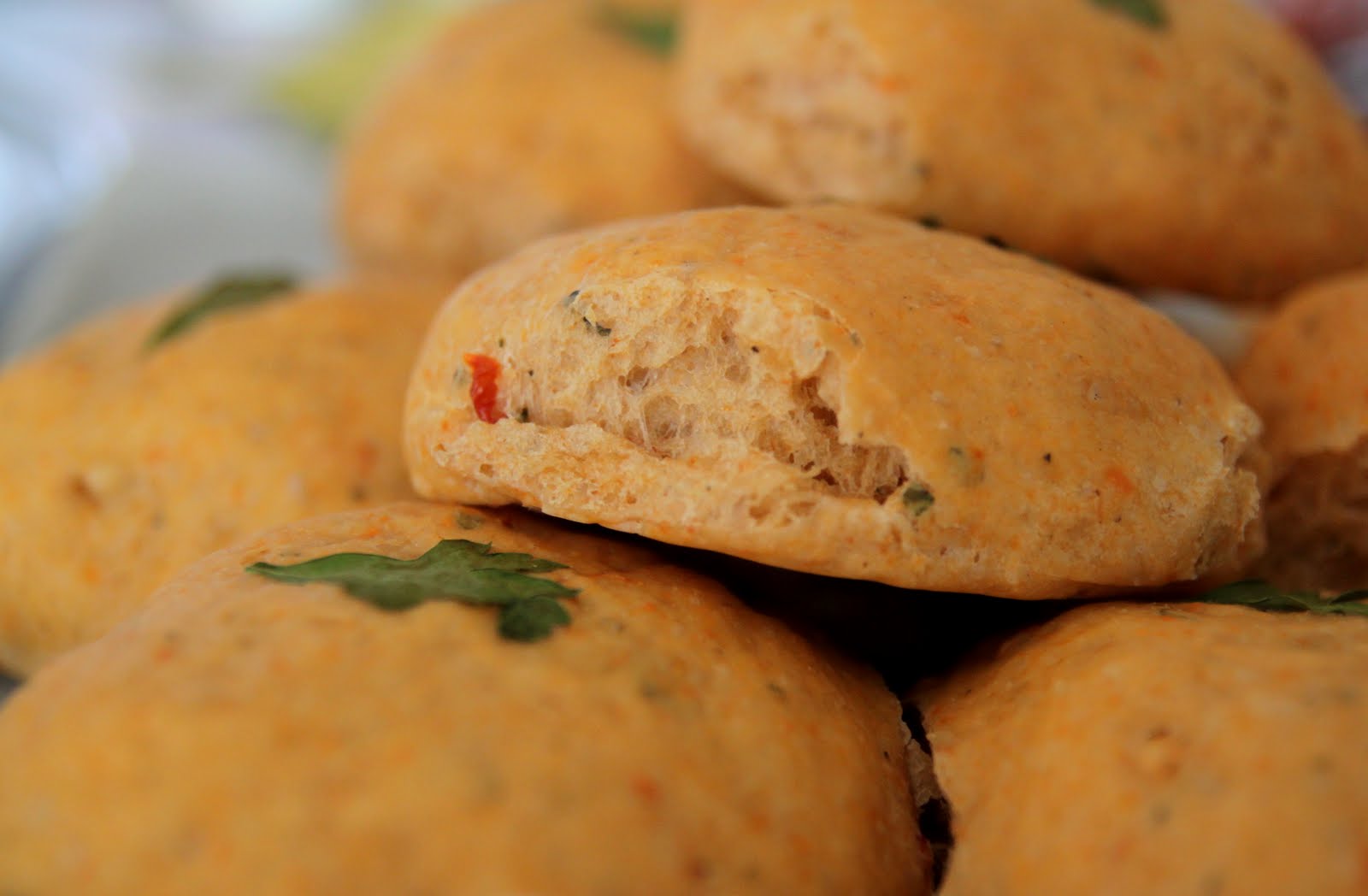 My Kitchen Antics: Sun-dried-tomato buns with a hint of garlic and parsley