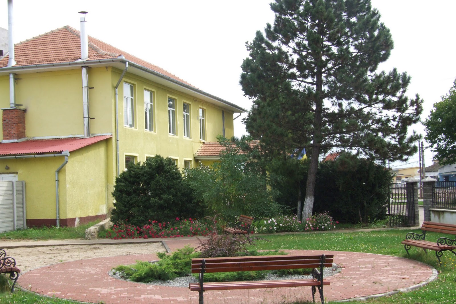 SCOALA CU CLASELE I-VIII NOJORID: POZE CU SCOALA