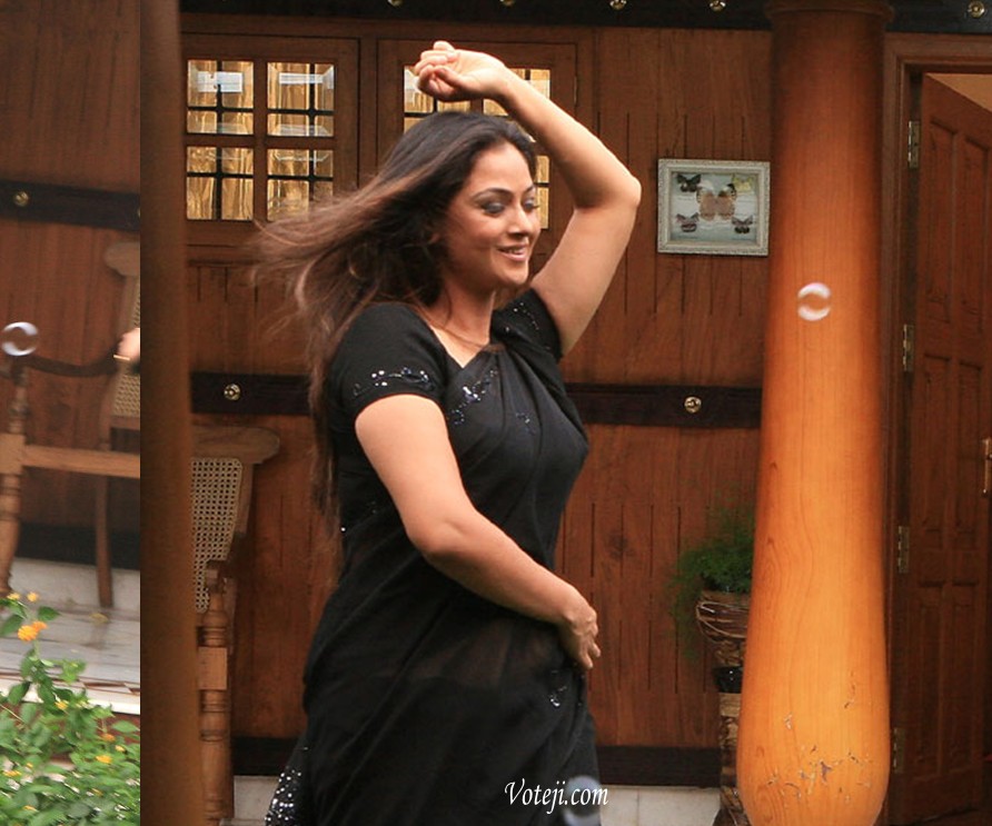 Hot And Homely Actress Simran Hot In Saree