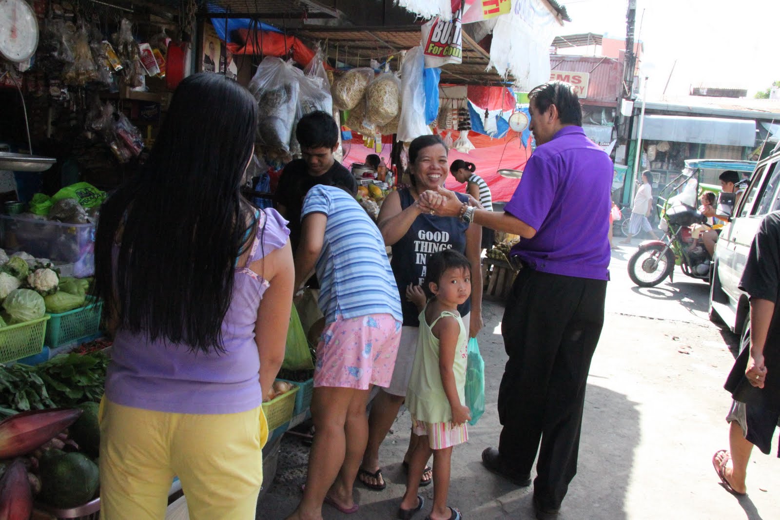 PHILIPPINE NATIONAL SECURITY & OTHER ISSUES: Roilo Golez walks around ...