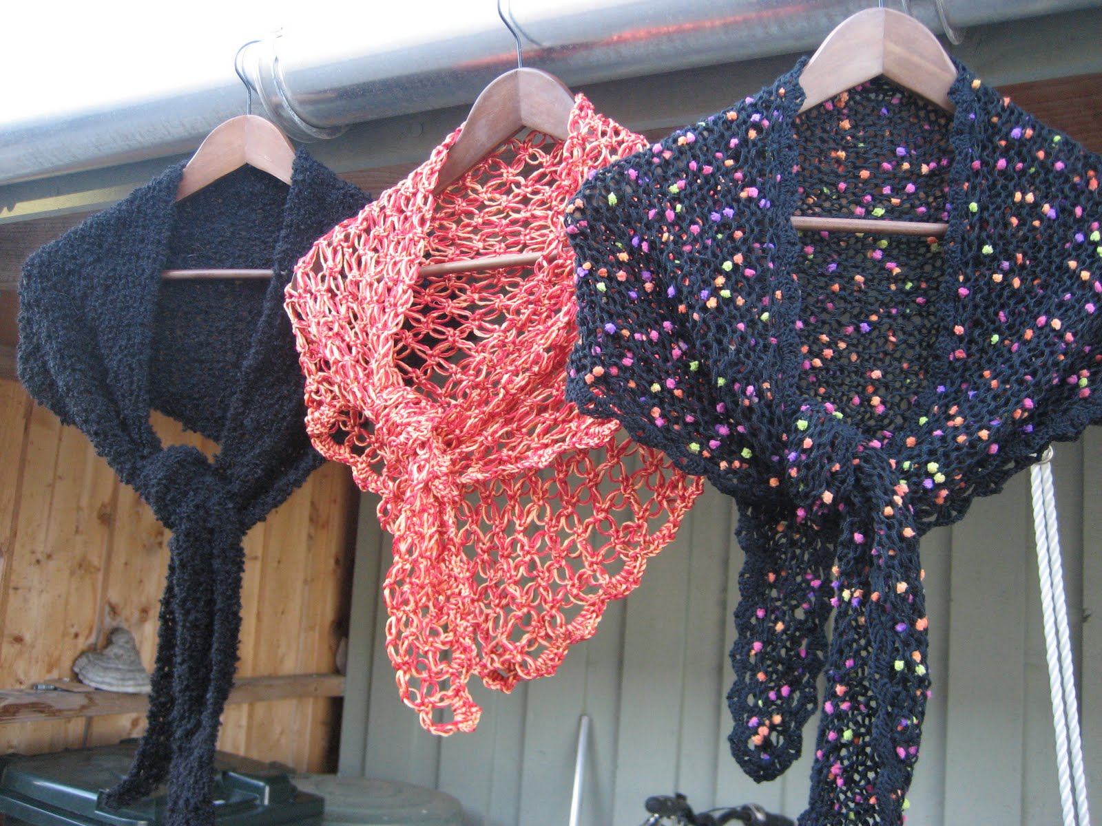 Bentemor sin hobby-blogg!: Sjal i hekling og strikking.