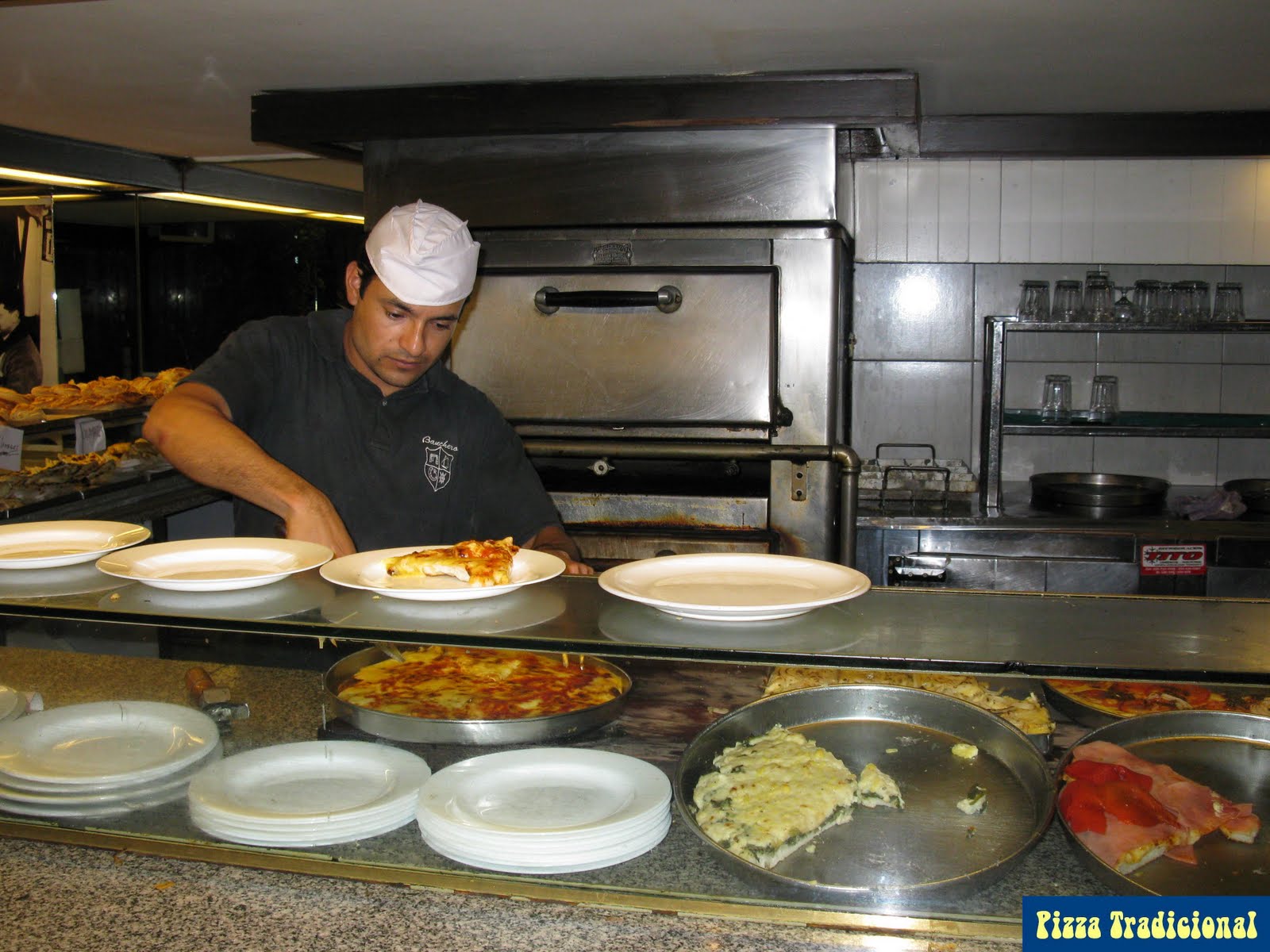 Pizza Tradicional: Banchero CENTRO.
