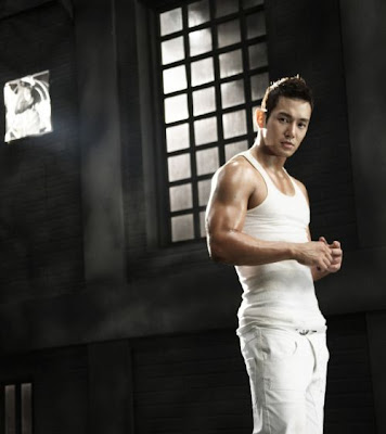 Hwanhee flexes biceps in While Doing MV · K-POPPED!