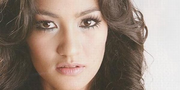 Profil Atiqah Hasiholan - Indo Poster