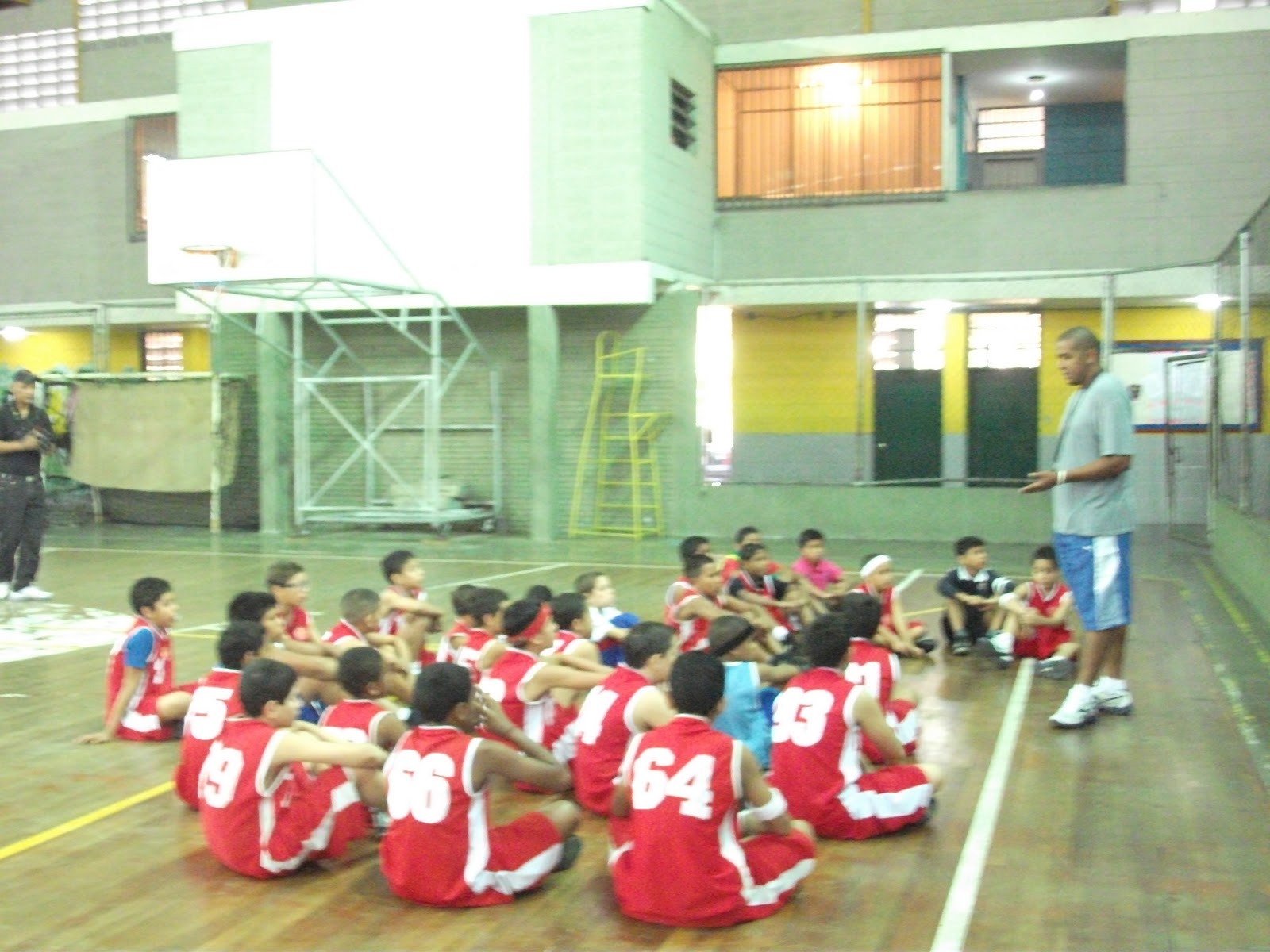 EL BASQUEBOLISTA TEQUEÑO TULIO COBOS BRINDA SUS CONOCIMIENTOS A NIÑOS ...