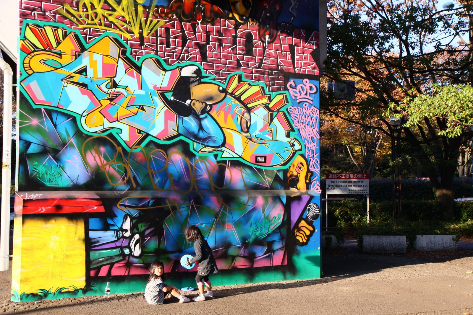 Piqture-PerFect: Japan, Tokyo (Yoyogi Park) Graffiti