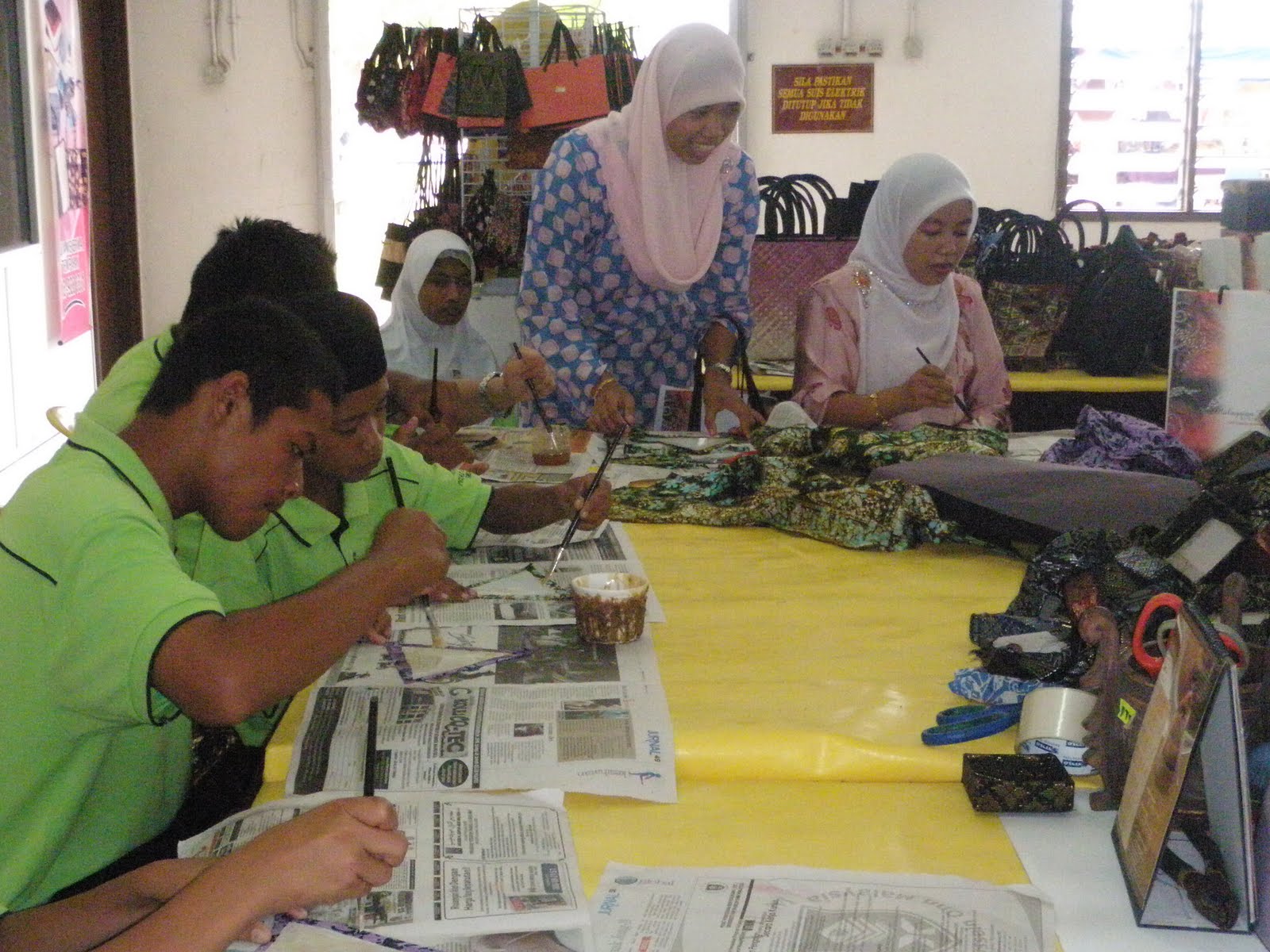 TERLALU ISTIMEWA: BELAJAR MEMBUAT KRAF :PROMOSI KRAF MALAYSIA 2010 ...