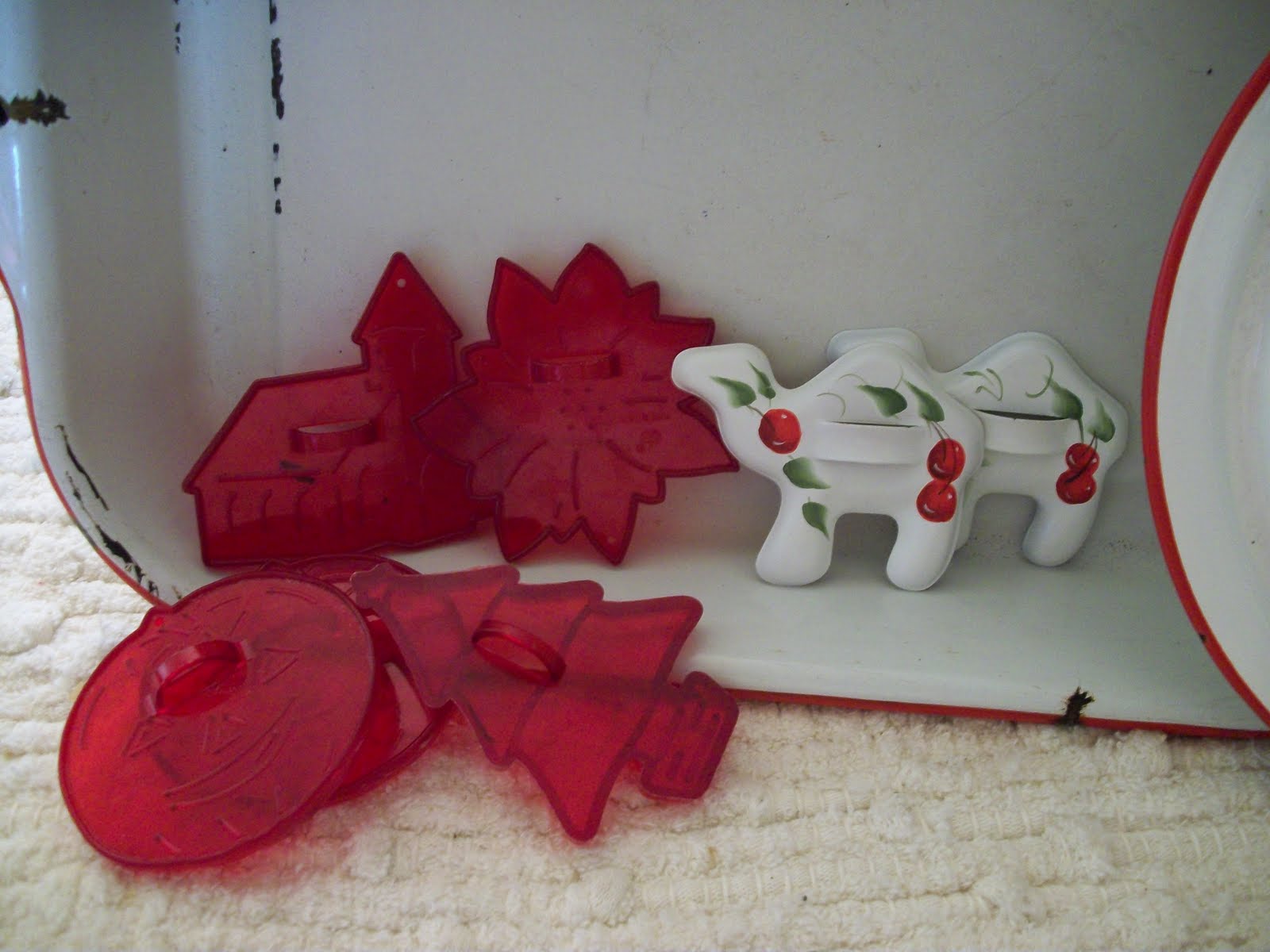 Red Apple Junction: VINTAGE RED & WHITE STUFF