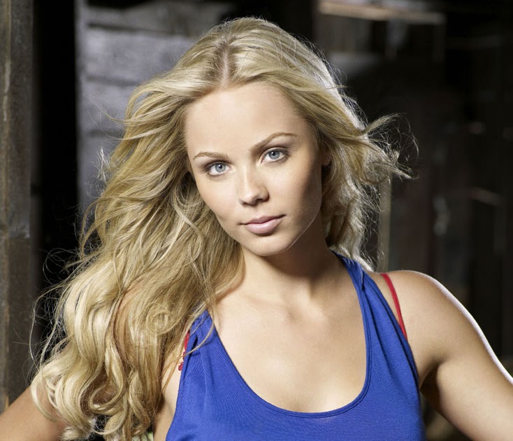 SNEAK PEEK : Kara Lands In "Smallville"...