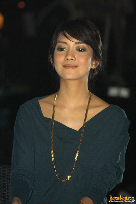 Couples Riri Dwi Ariyanti With Aldi Bragi Happy Medium