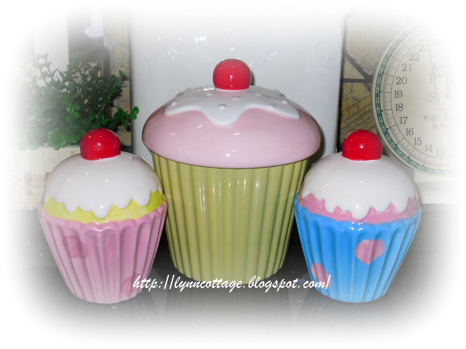 lynn's cottage: CUPCAKE CERAMIC FOR SALE..........