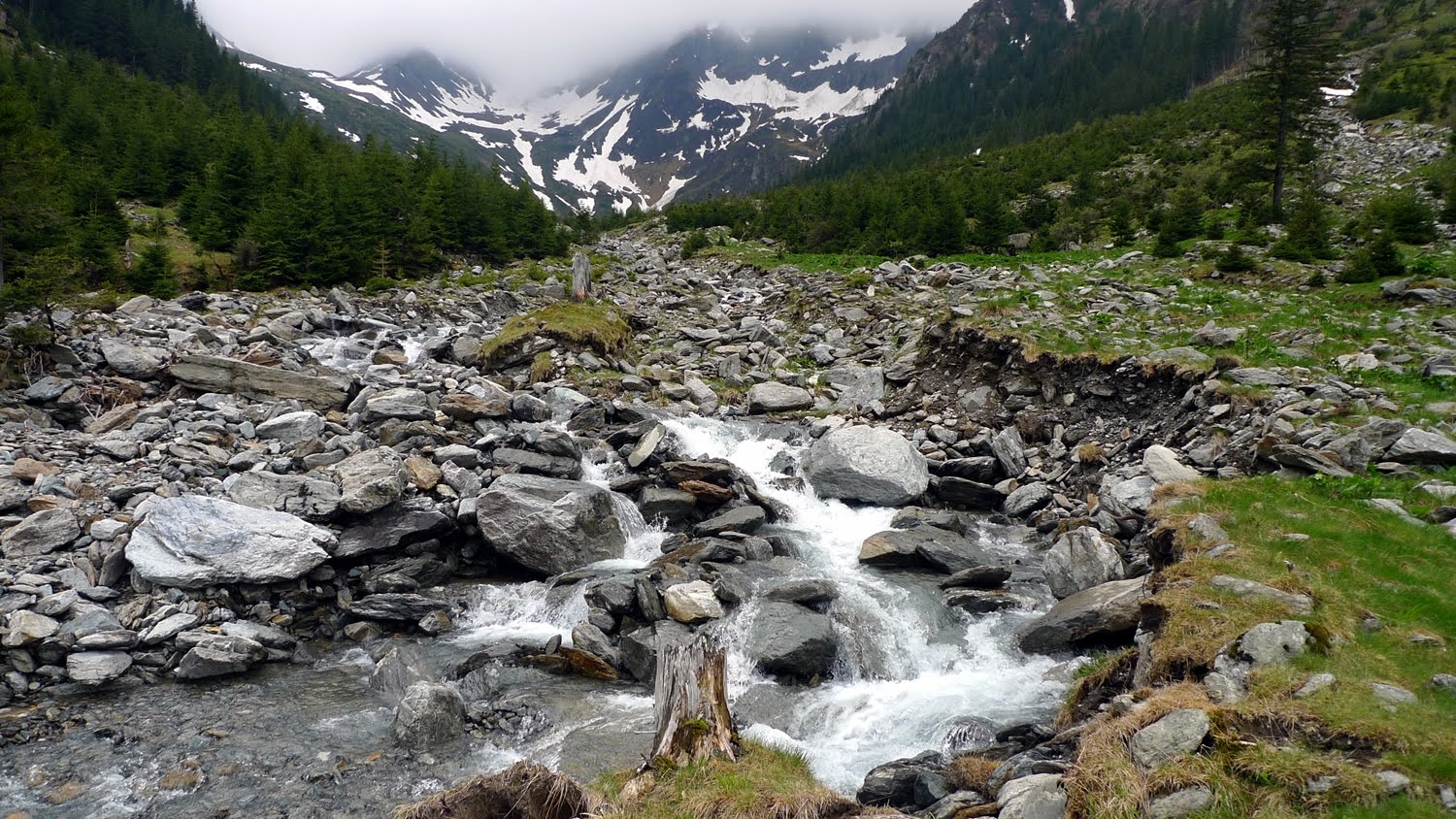 Albota: Hiking in Sîmbăta Valley