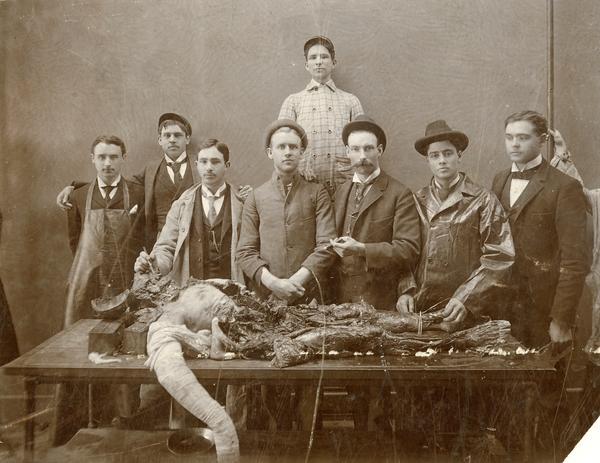 Let's Read and Find Out!: Un Cadavre