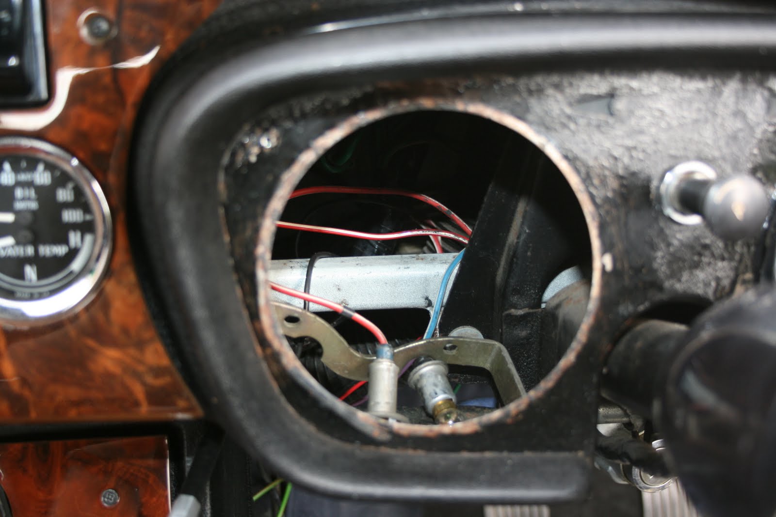 MGB Geeza's 72 GT: The still-wobbly speedo...