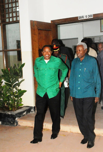 theNkoromo Blog: JK AZUNGUMZA NA WAANDISHI WA HABARI USIKU WA KUAMKIA LEO